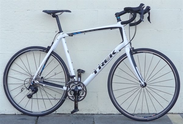 62cm TREK Domane 2.3 Aluminum Carbon 11 speed 105 Road Bike 62cm TREK Domane 2.3 Aluminum Carbon 11 speed 105 Road Bike